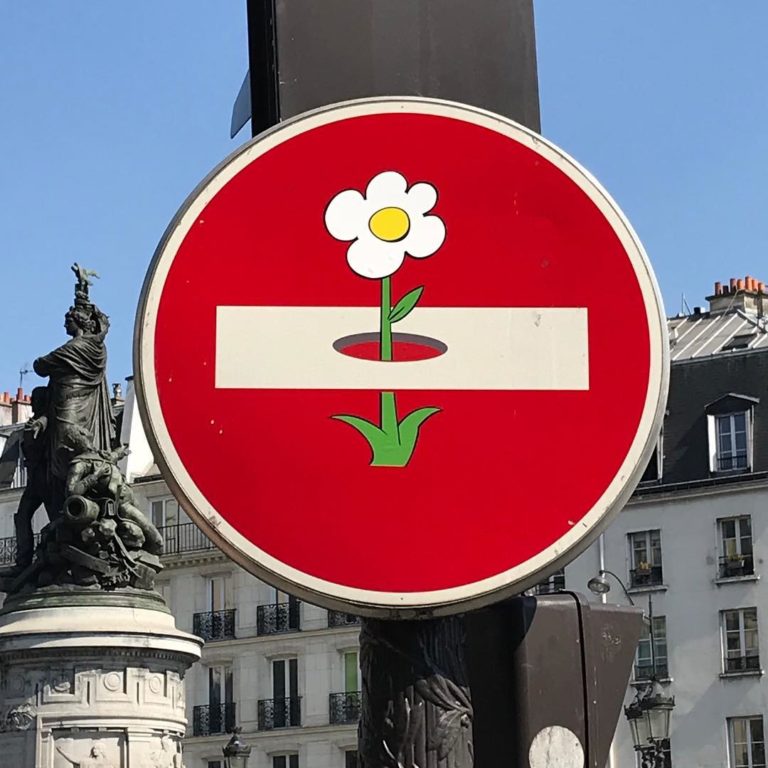 Clet Abraham, le street artiste qui joue avec le code de la route