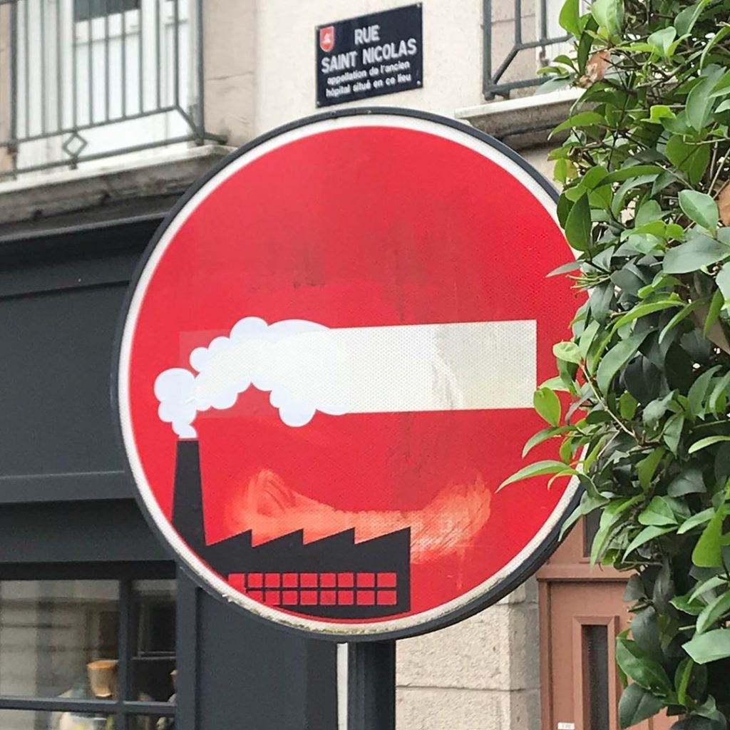 Clet Abraham, le street artiste qui joue avec le code de la route